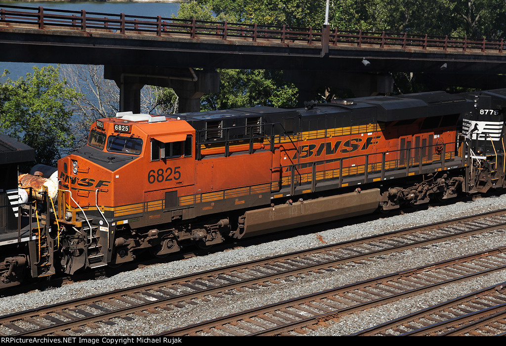 BNSF 6825